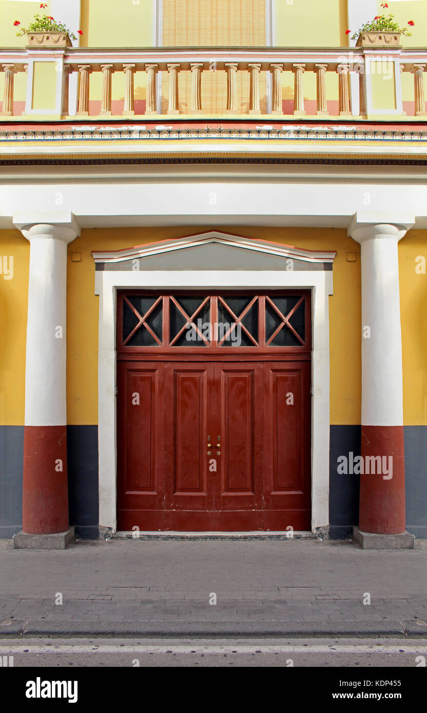 Large wooden entrance door hi-res stock photography and images - Alamy