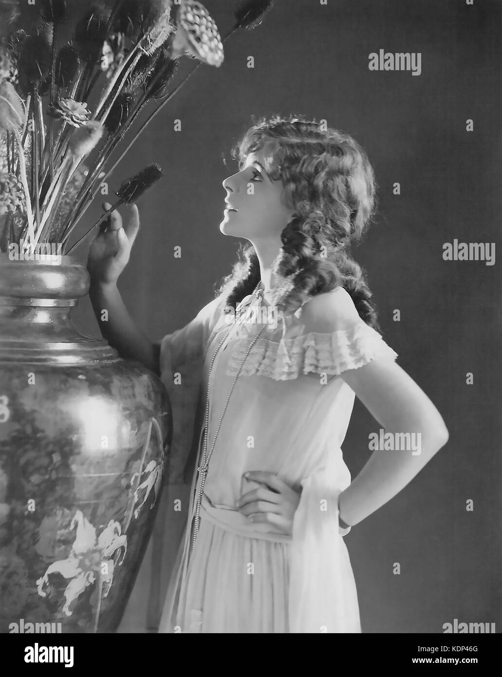 BILLIE DOVE (1903-1997) American film actress and early woman pilot ...