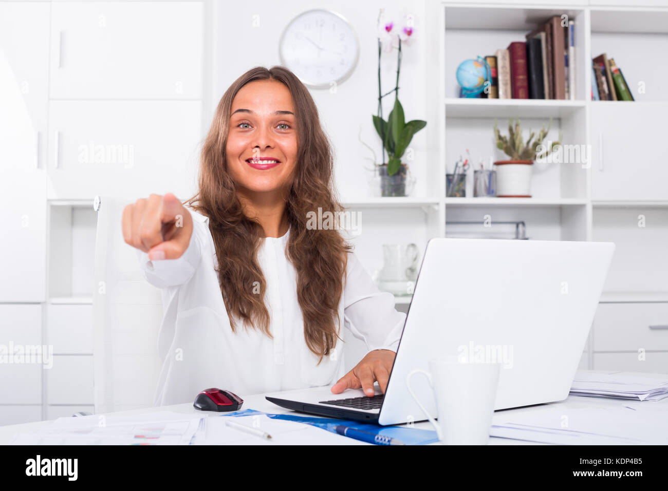 Woman woman pointing firm hi-res stock photography and images - Alamy
