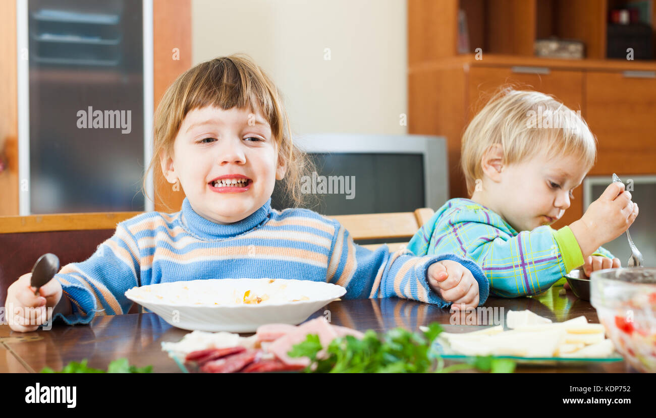 children eating food from plates Stock Photo - Alamy