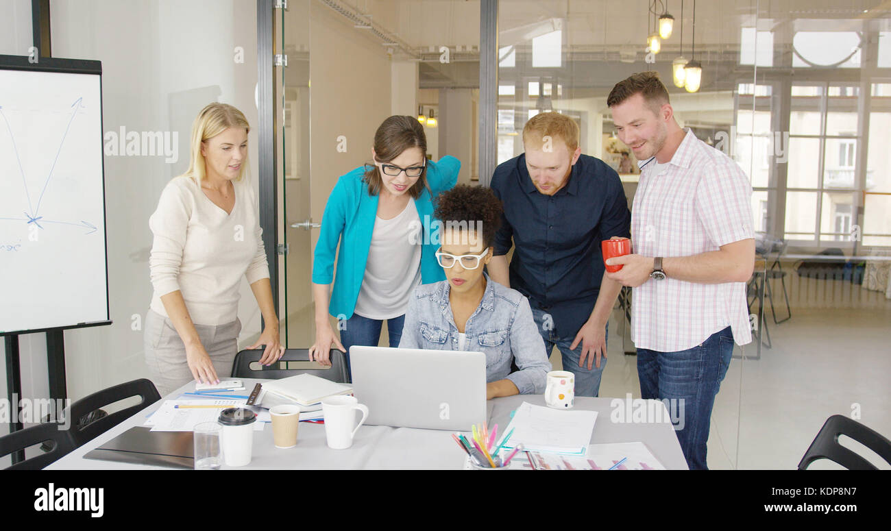 Colleagues teamwork hi-res stock photography and images - Alamy