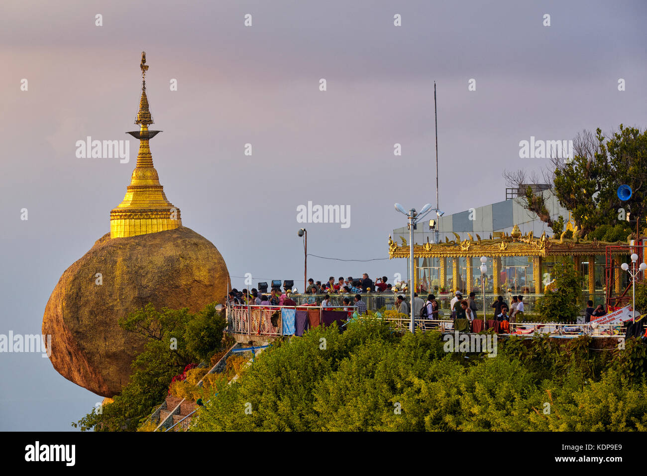 Golden rock pagoda kyaiktiyo hi-res stock photography and images - Alamy