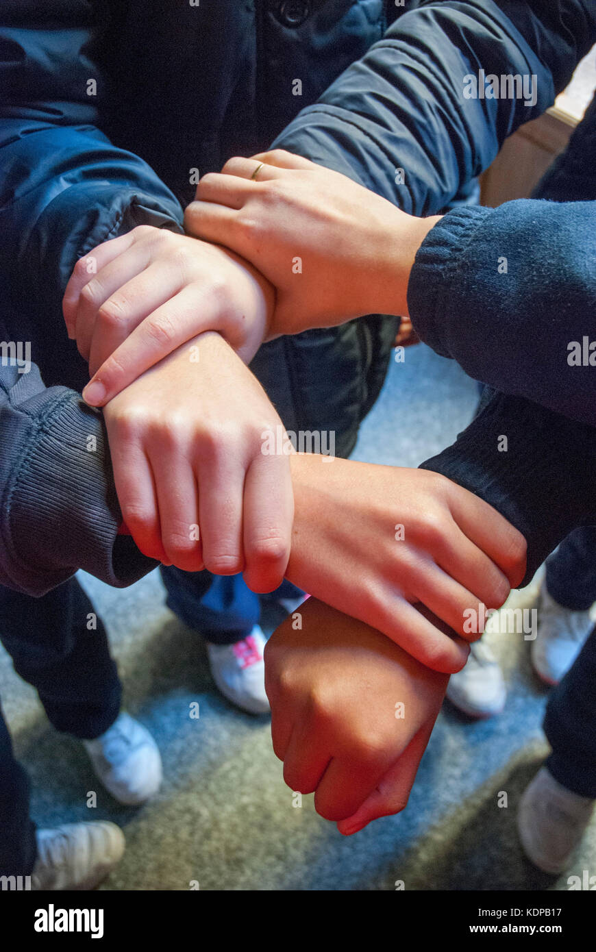 Adolescentes adolescentes chicos hi-res stock photography and images ...