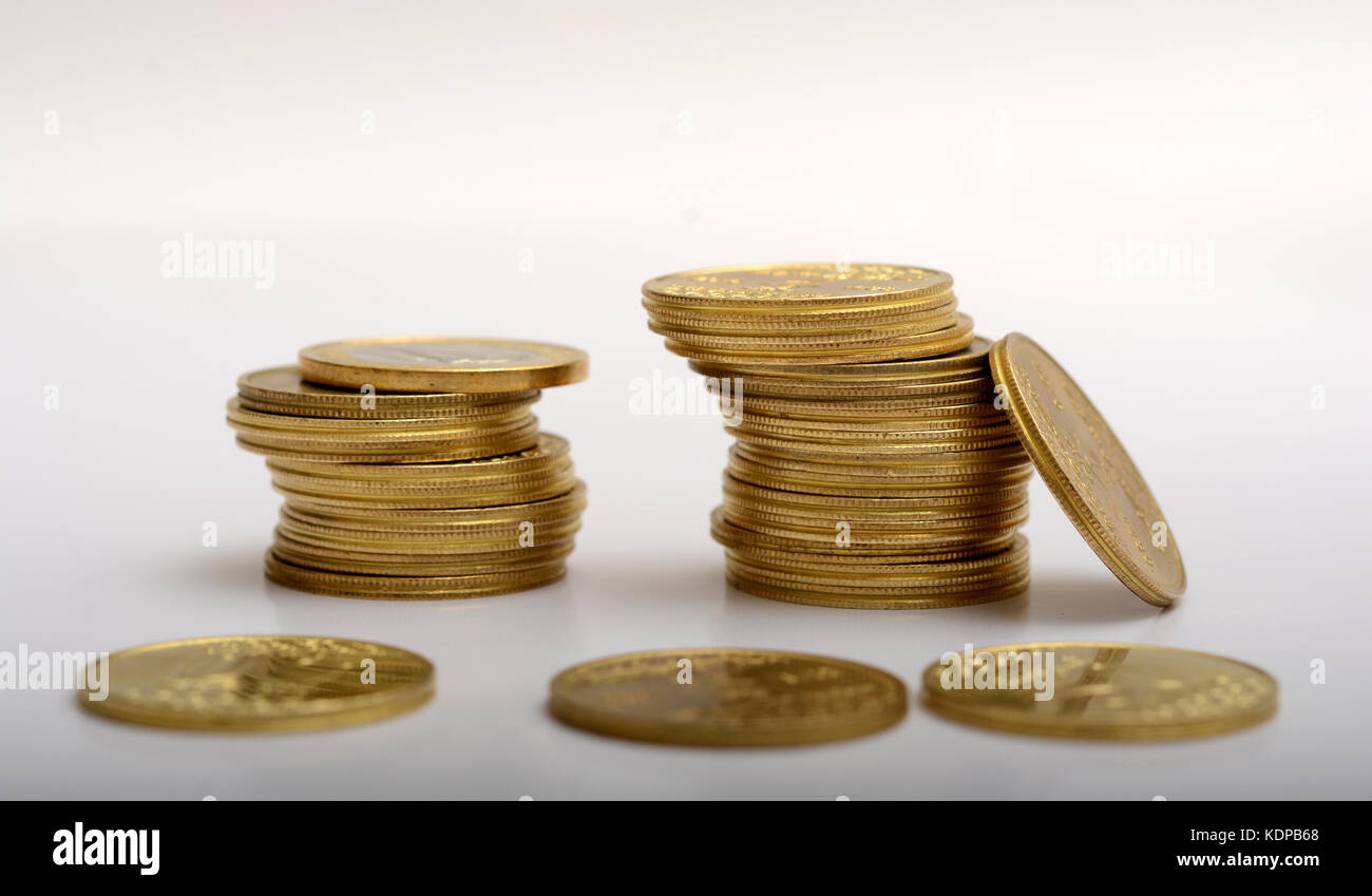 Unstable stack gold coins hi-res stock photography and images - Alamy