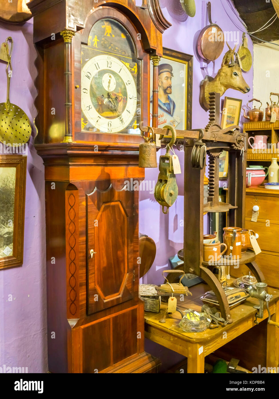 Antique clock shop hi-res stock photography and images - Alamy