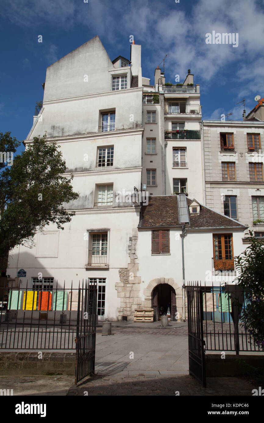 Rue saint julien le pauvre hi-res stock photography and images - Alamy