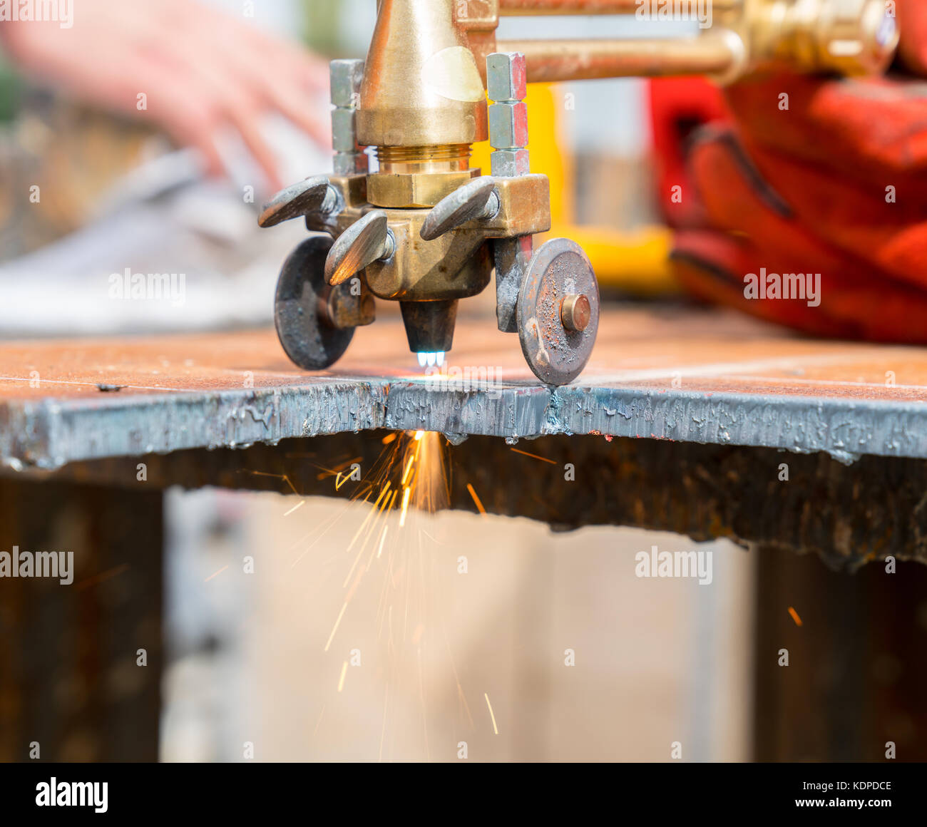 Closeup cutting plate steel with arc welder Stock Photo - Alamy