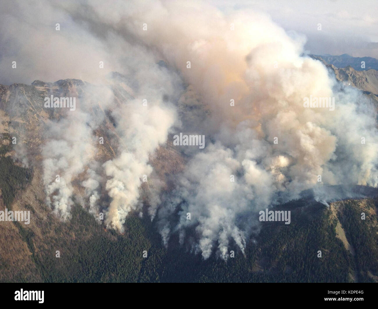 Flames and smoke burn up the mountains in the Jack Fire forest fire ...