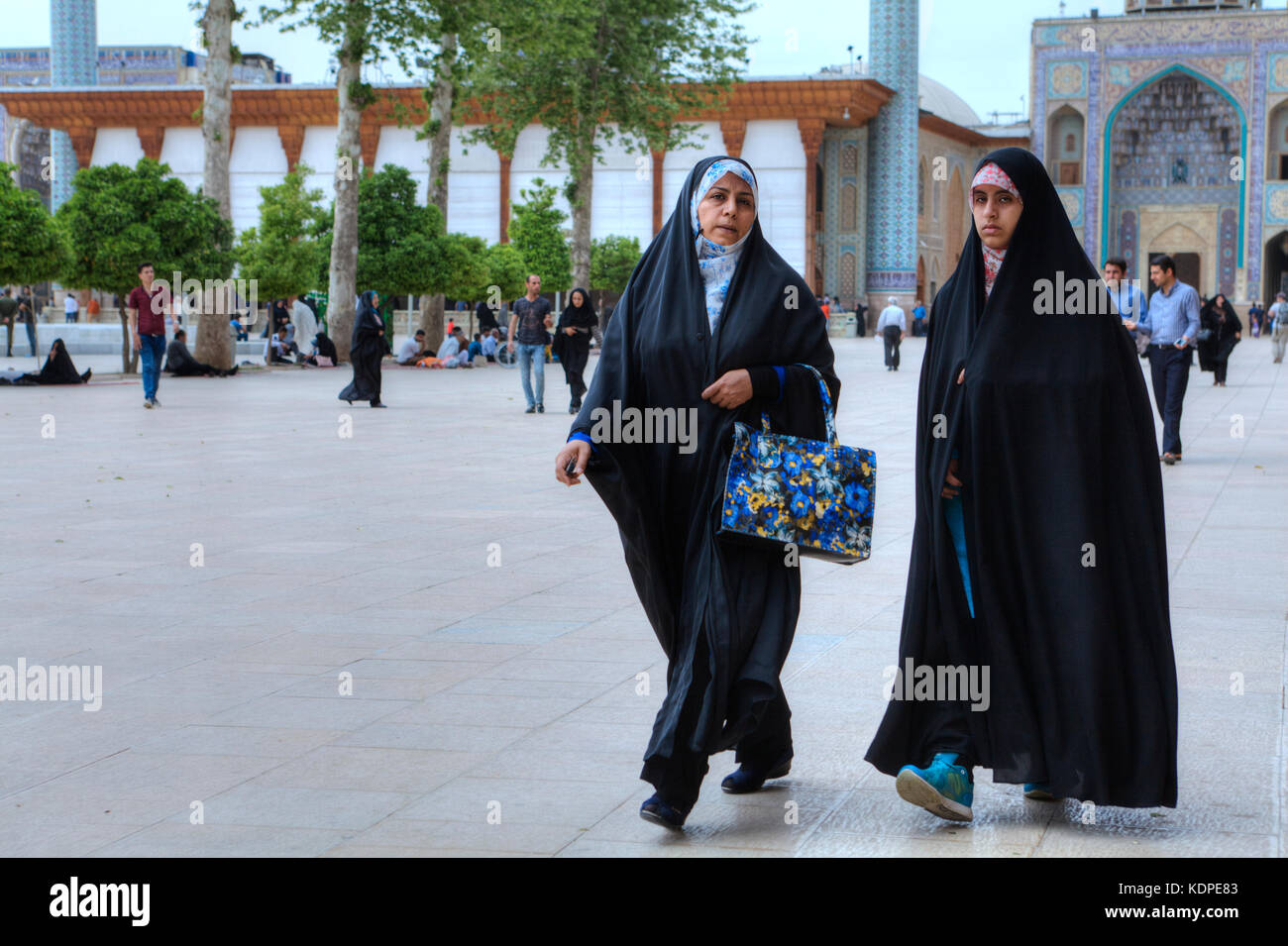 Iran shiraz women chador hi-res stock photography and images - Alamy