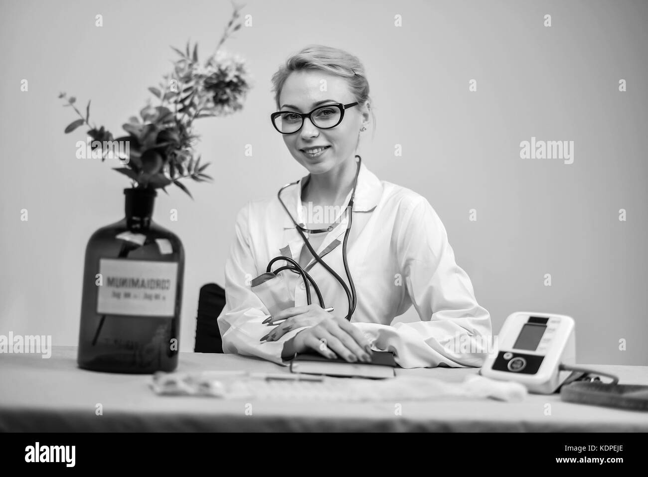 The doctor sitting behind the Desk Stock Photo - Alamy