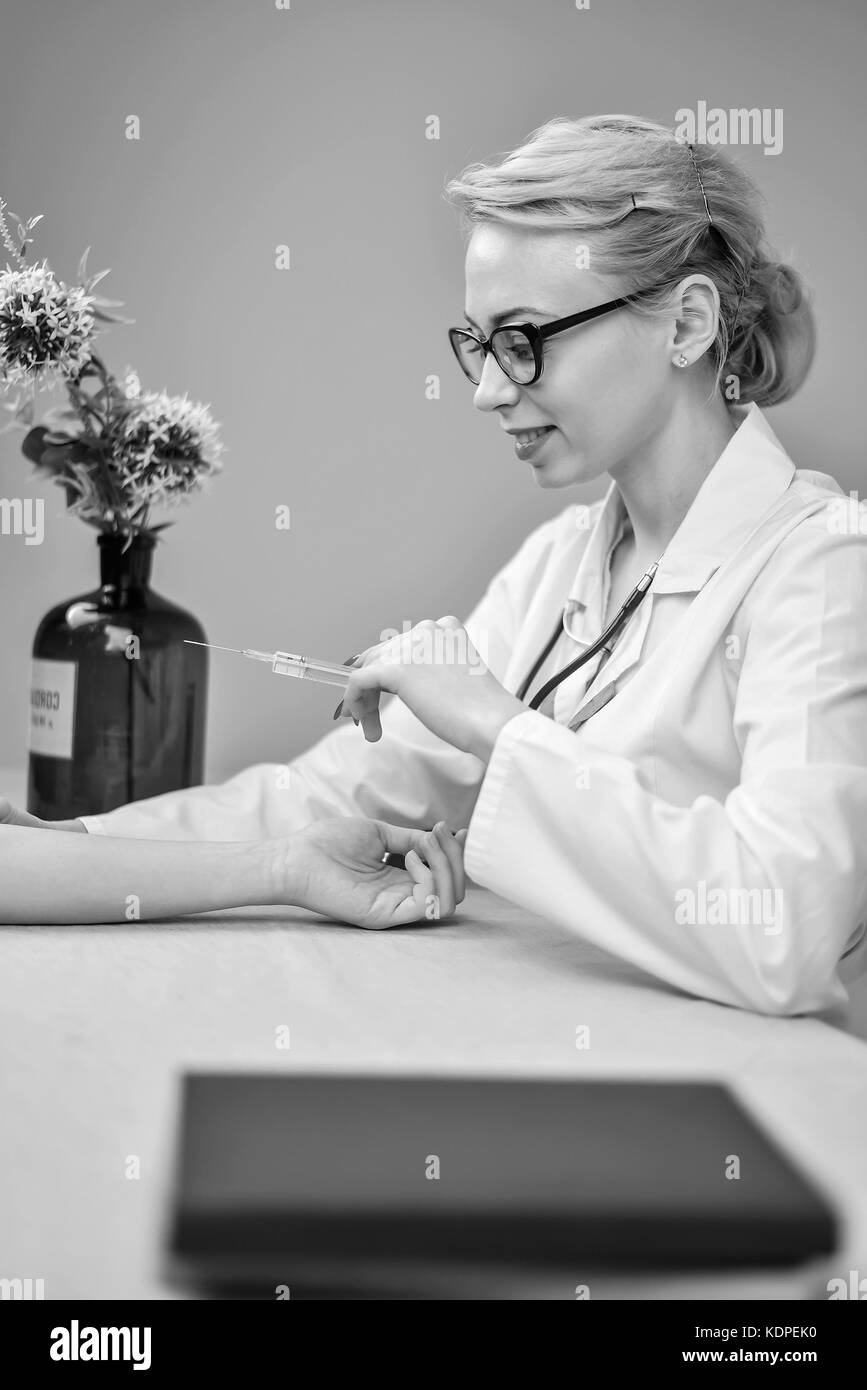 Doctor intern patient Black and White Stock Photos & Images - Alamy