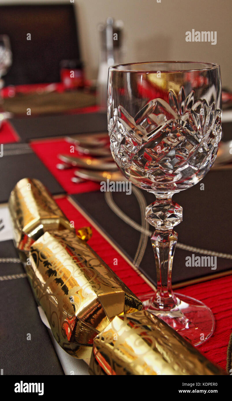 Christmas dinner table. Traditional English Christmas table laid for ...