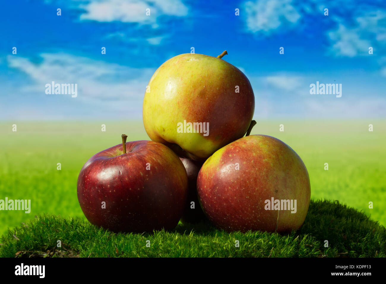 One apple three hi-res stock photography and images - Alamy
