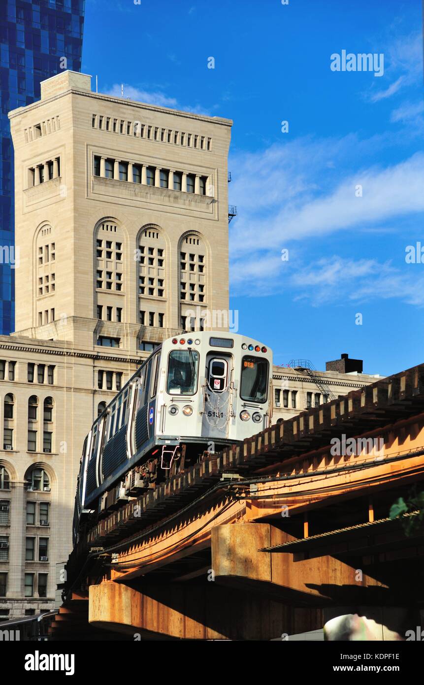 A CTA Green Line elevated (L) train exiting Chicago's famous Loop on ...