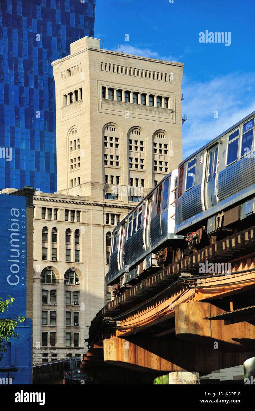 CTA elevated (L) train exiting Chicago's famous Loop on its way to the ...