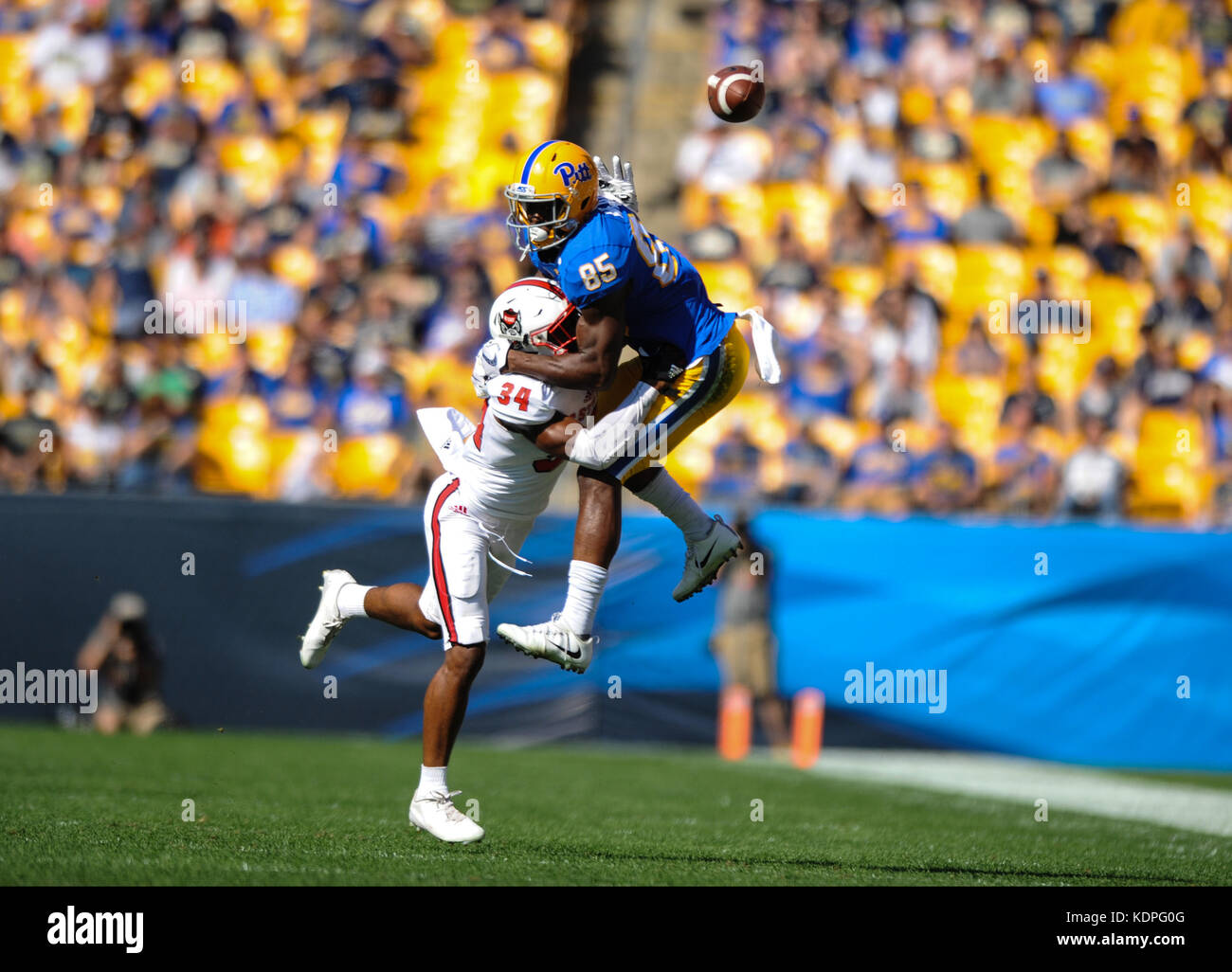 Pittsburgh, PA, USA. 14th Oct, 2017. Tim Kidd-Glass #34 and Jester Weah ...