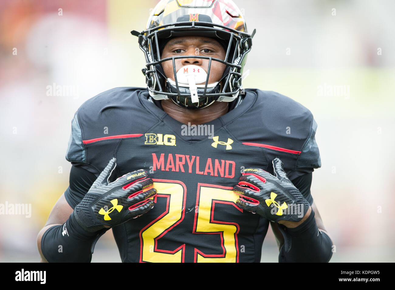 College Park, Maryland, USA. 14th Oct, 2017. ANTOINE BROOKS (25) warms ...