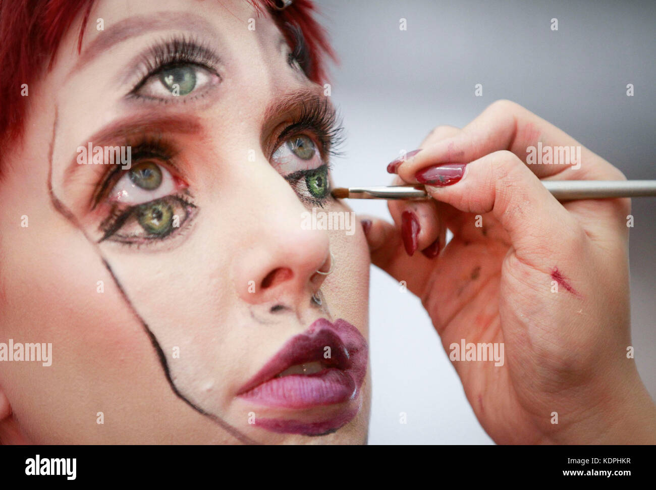Vancouver, Canada. 14th Oct, 2017. An artist makes up a model during ...