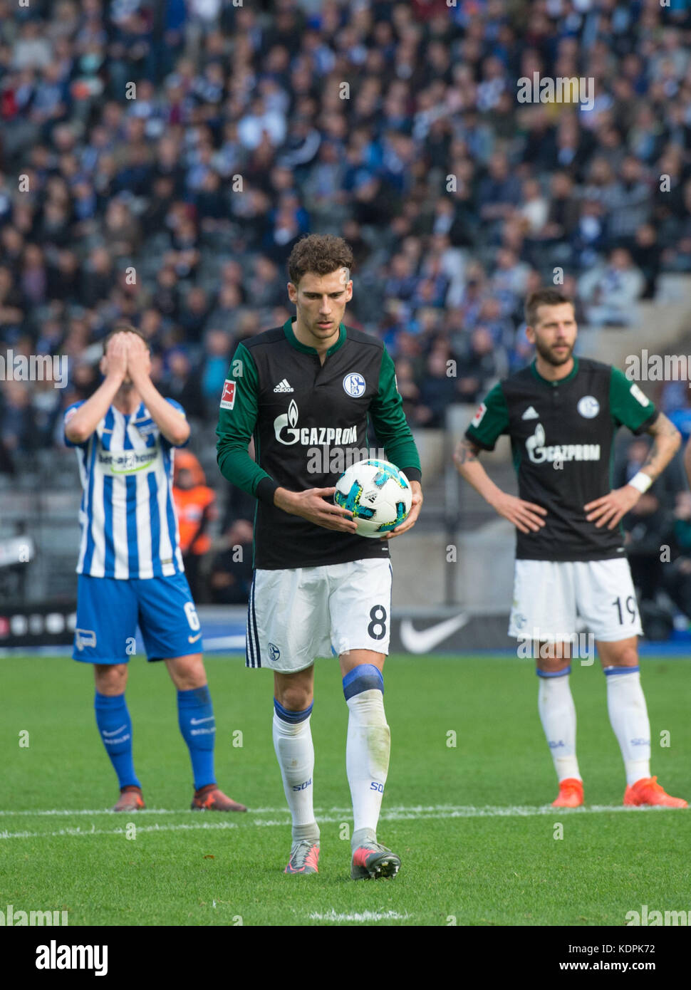 Berlin, Germany. 14th Oct, 2017. Schalke's Leon Goretzka (C) walks with ...