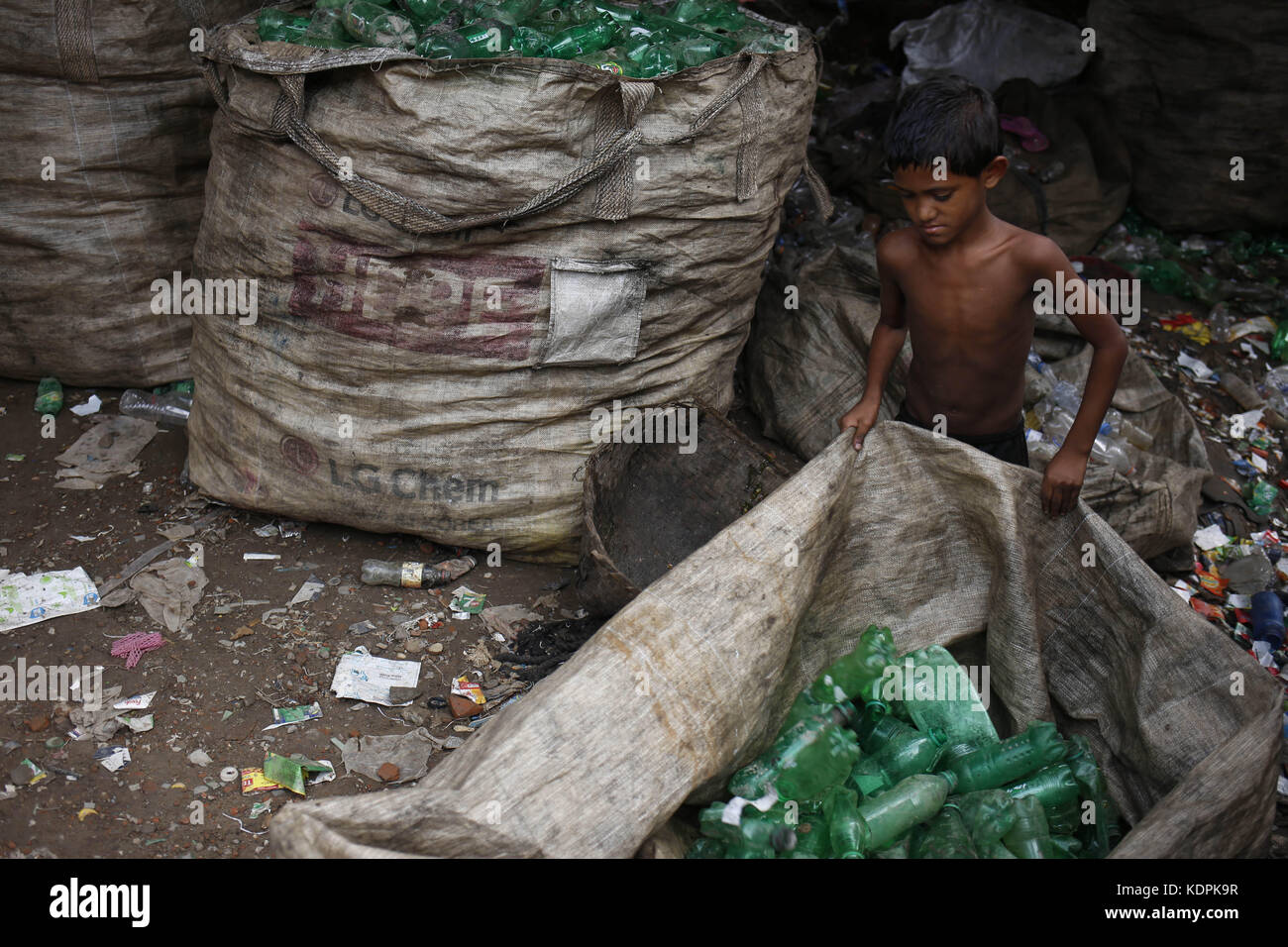 Dhaka, Bangladesh. 15th Oct, 2017. Siyam (10), a child labor sorts ...