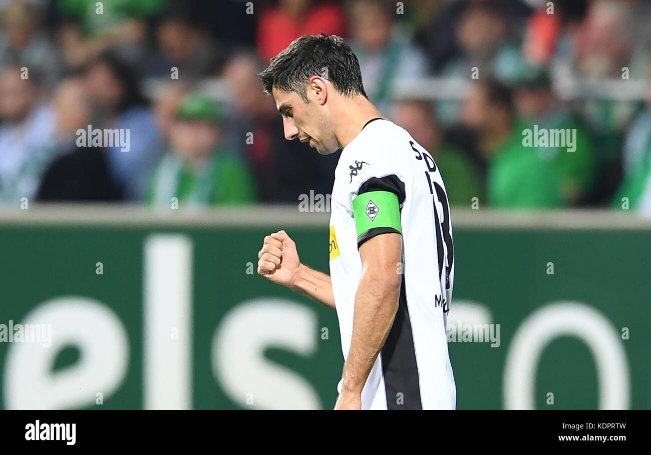 Bremen, Germany. 15th Oct, 2017. Gladbach's Lars Stindl celebrates ...
