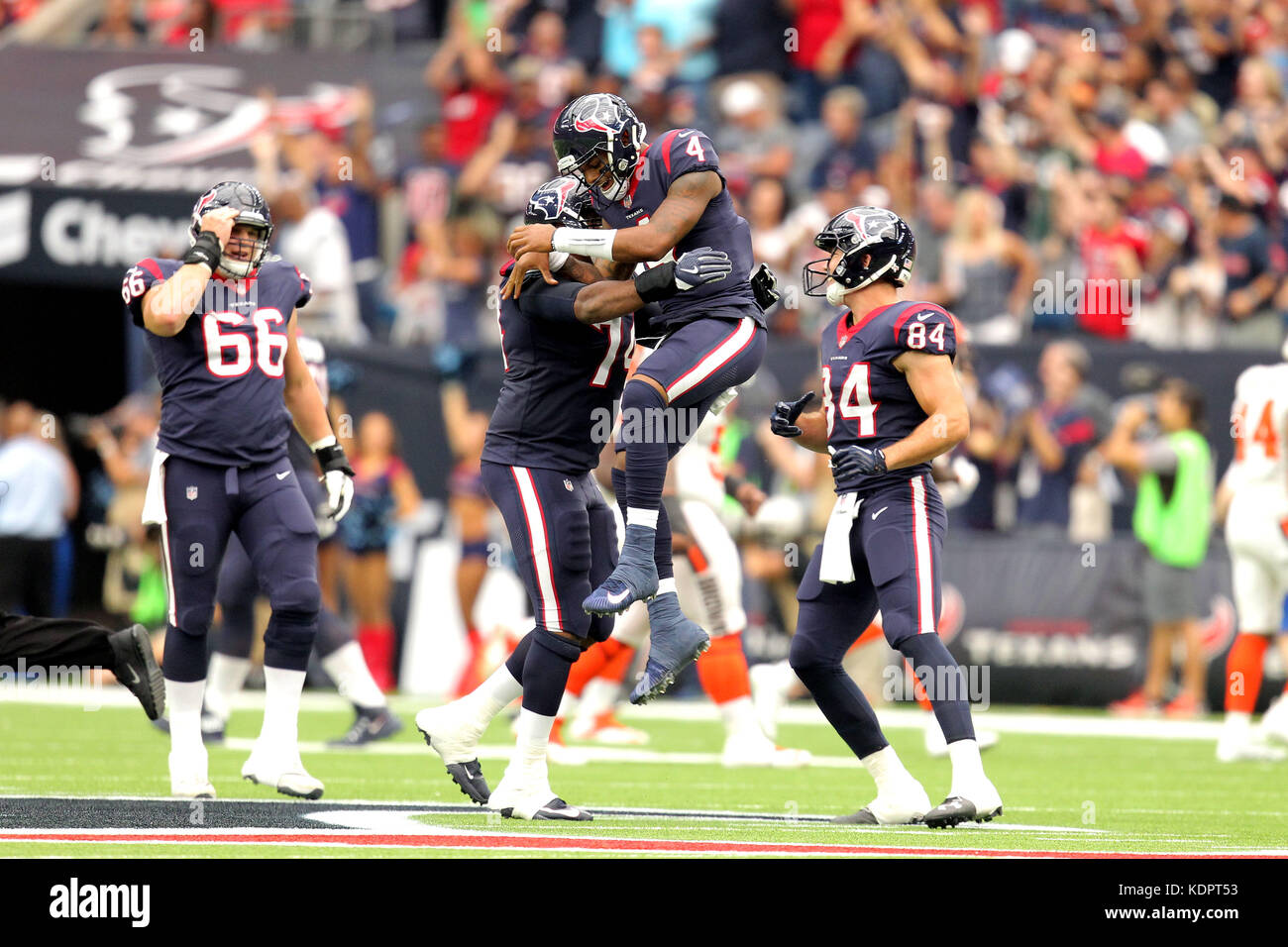 Quarterback throwing football touchdown hi-res stock photography and ...