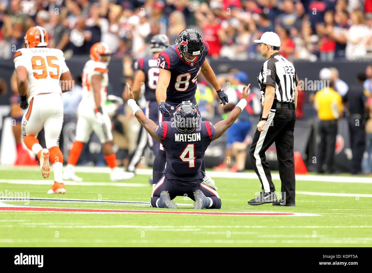 Quarterback throwing football touchdown hi-res stock photography and ...