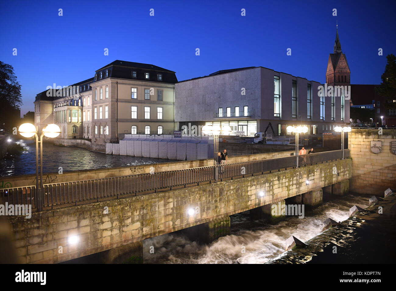 Hannover, Germany. 15th Oct, 2017. The river Leine flows by the Lower ...
