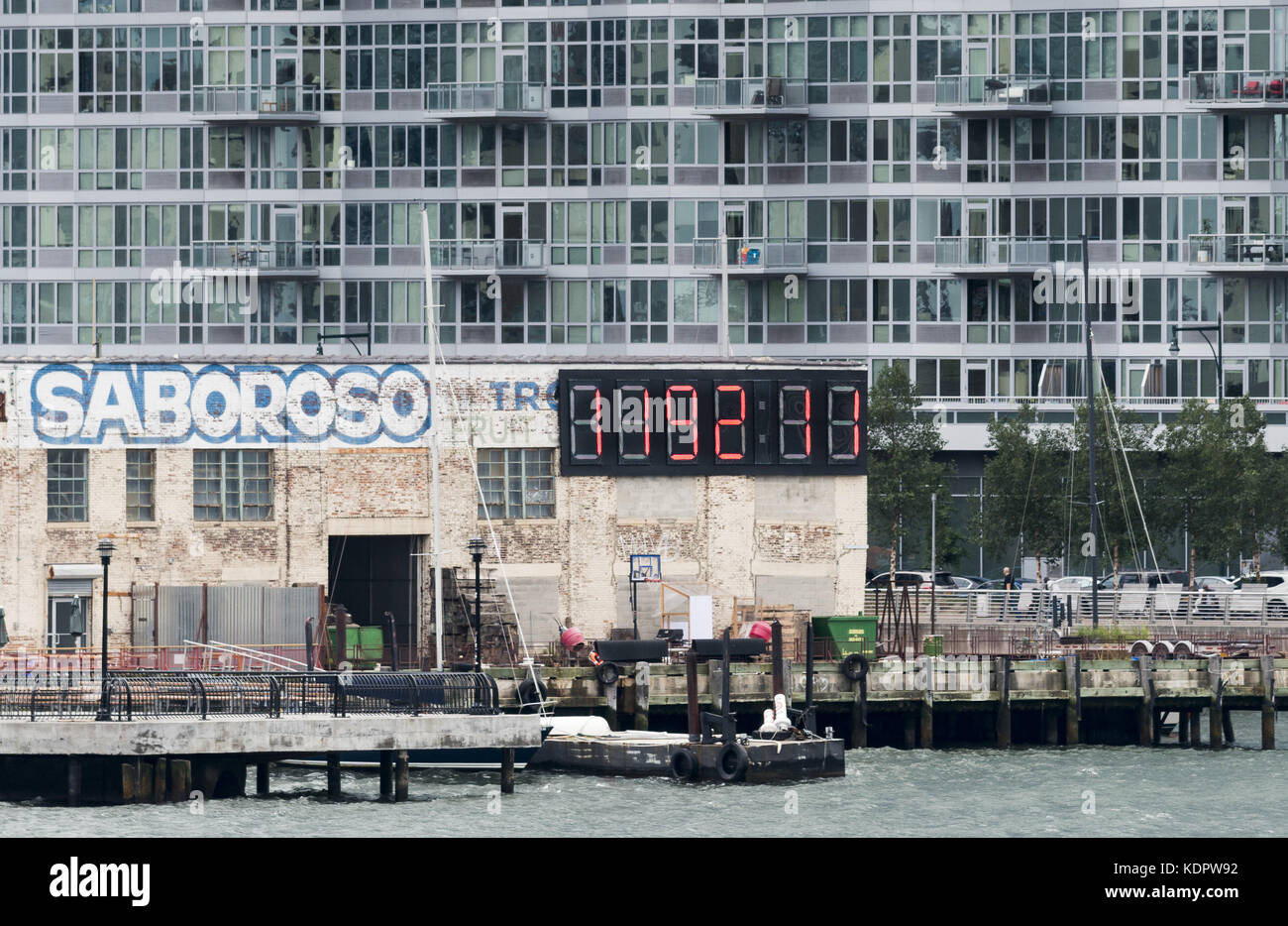 Queens, NY, USA. 15th Oct, 2017. Very large countdown clock showing the ...