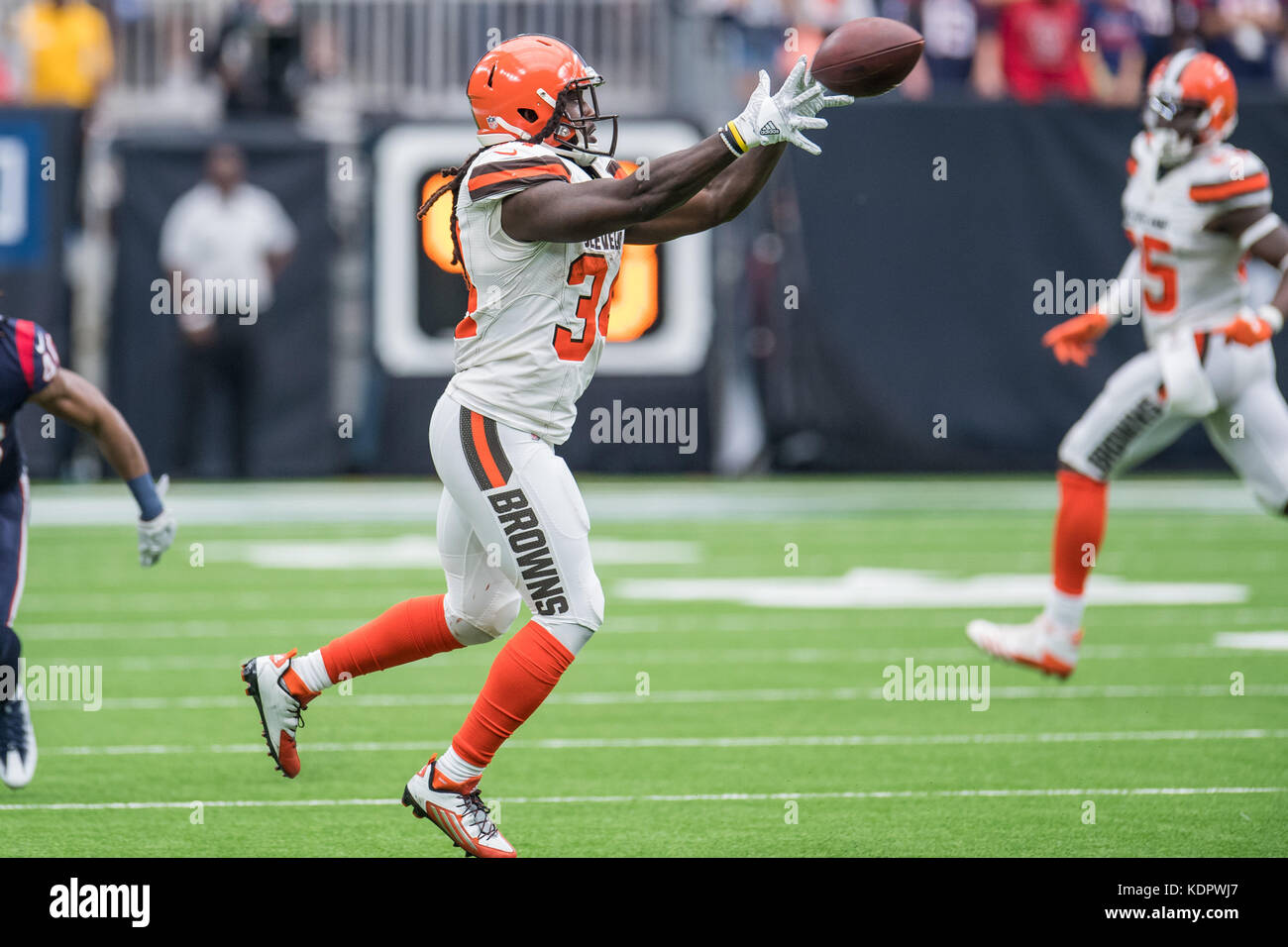 Houston, TX, USA. 15th Oct, 2017. Cleveland Browns running back Isaiah ...