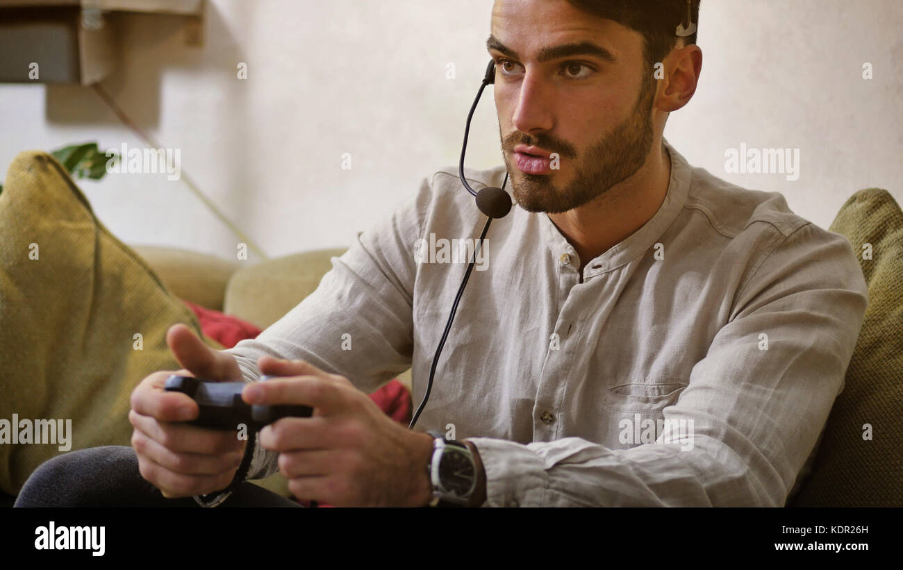 Online gaming players hi-res stock photography and images - Alamy