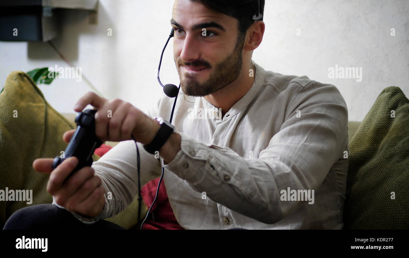 Online players hi-res stock photography and images - Alamy