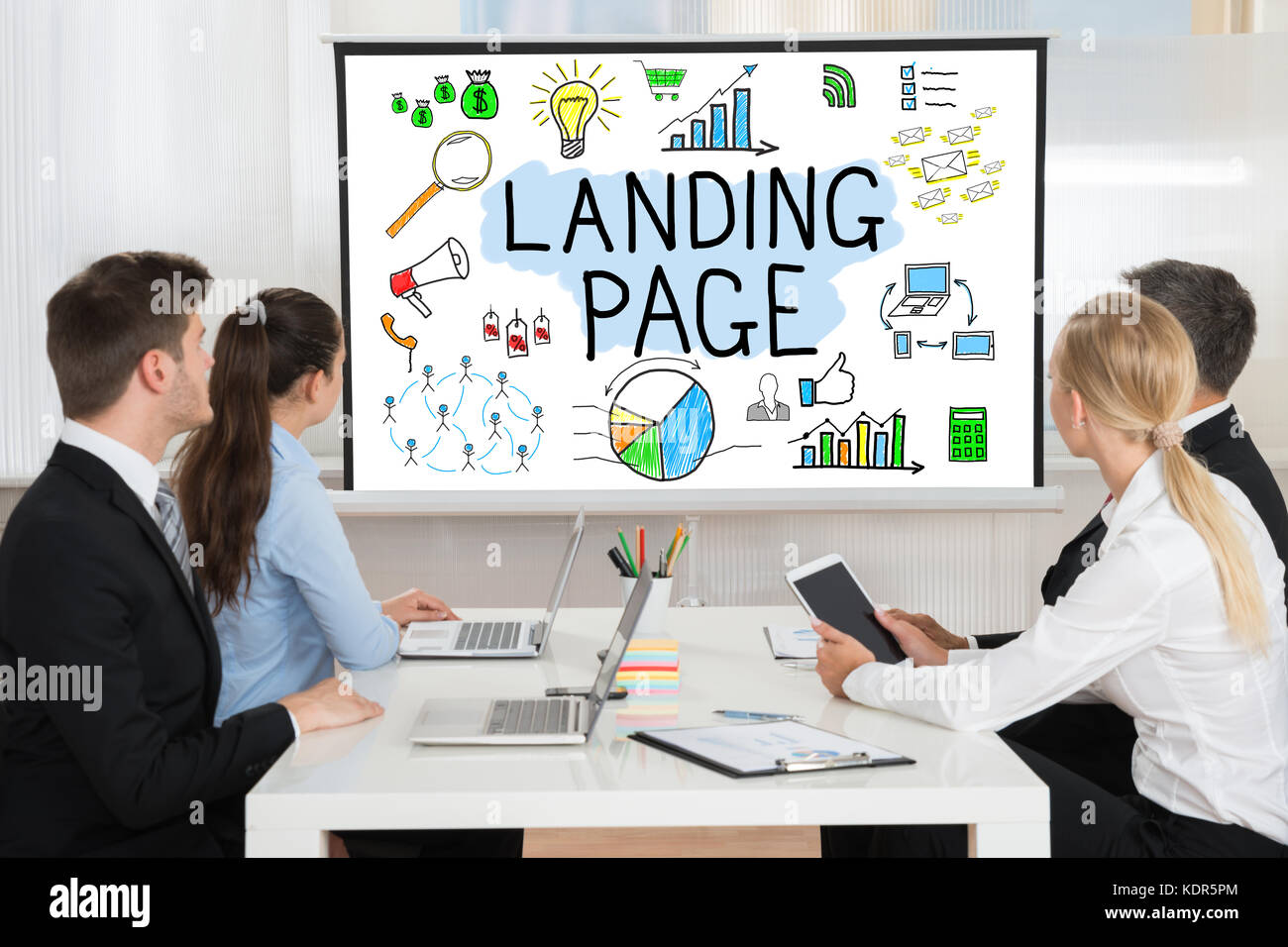 Projector screen hi-res stock photography and images - Alamy