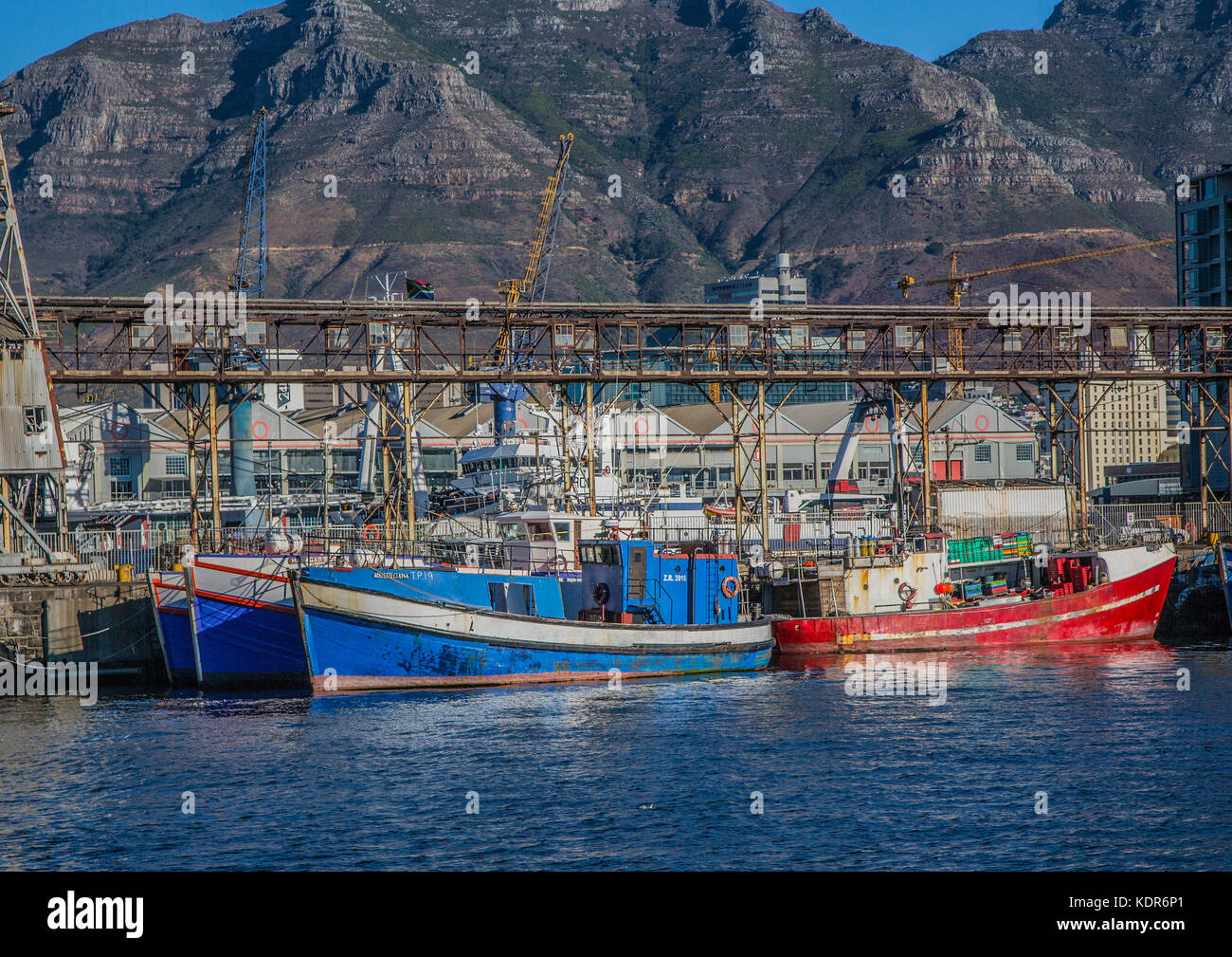 Ships in the harbour of Cape Town in South Africa Stock Photo - Alamy