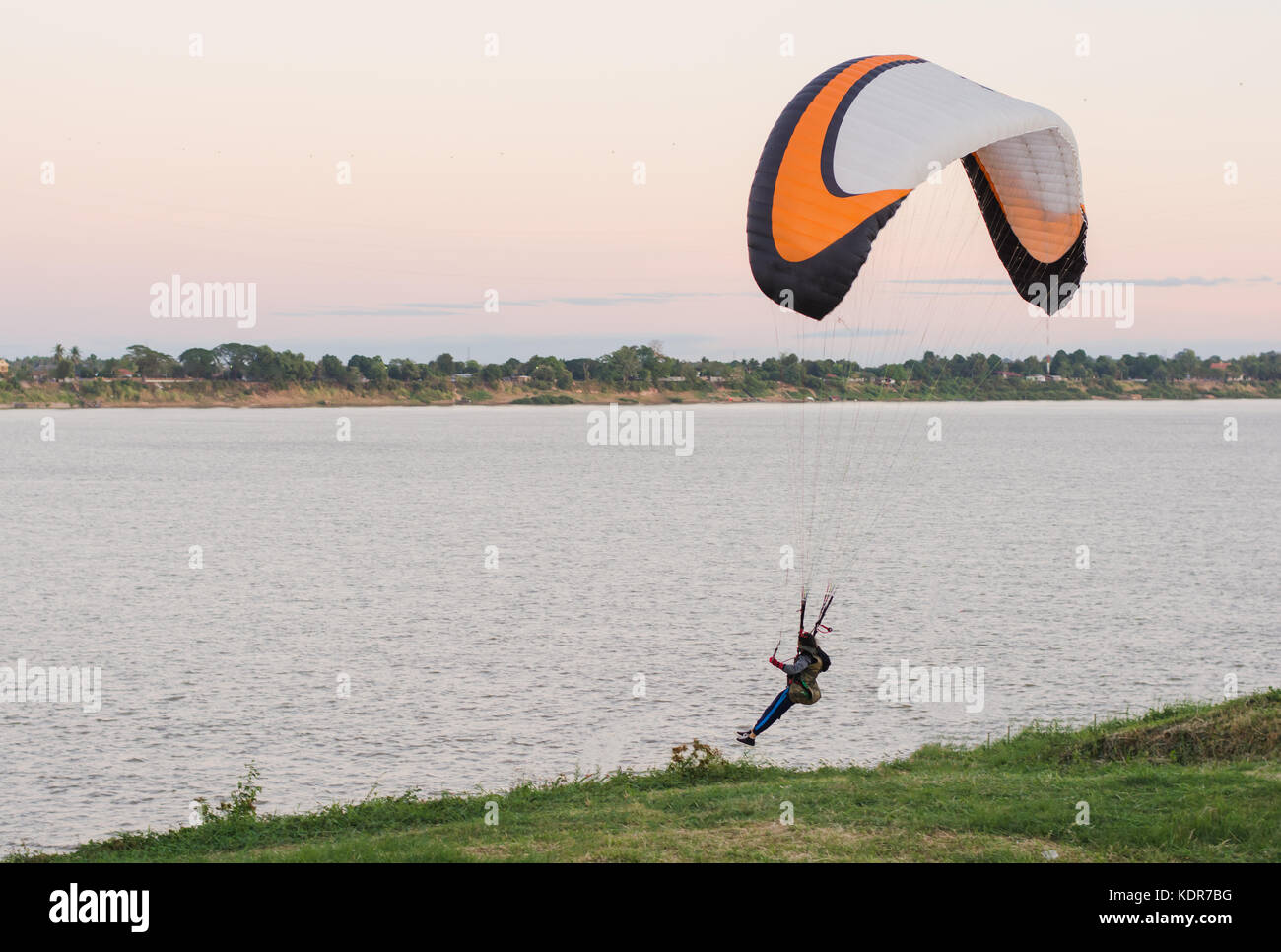 Parachuting down hi-res stock photography and images - Alamy