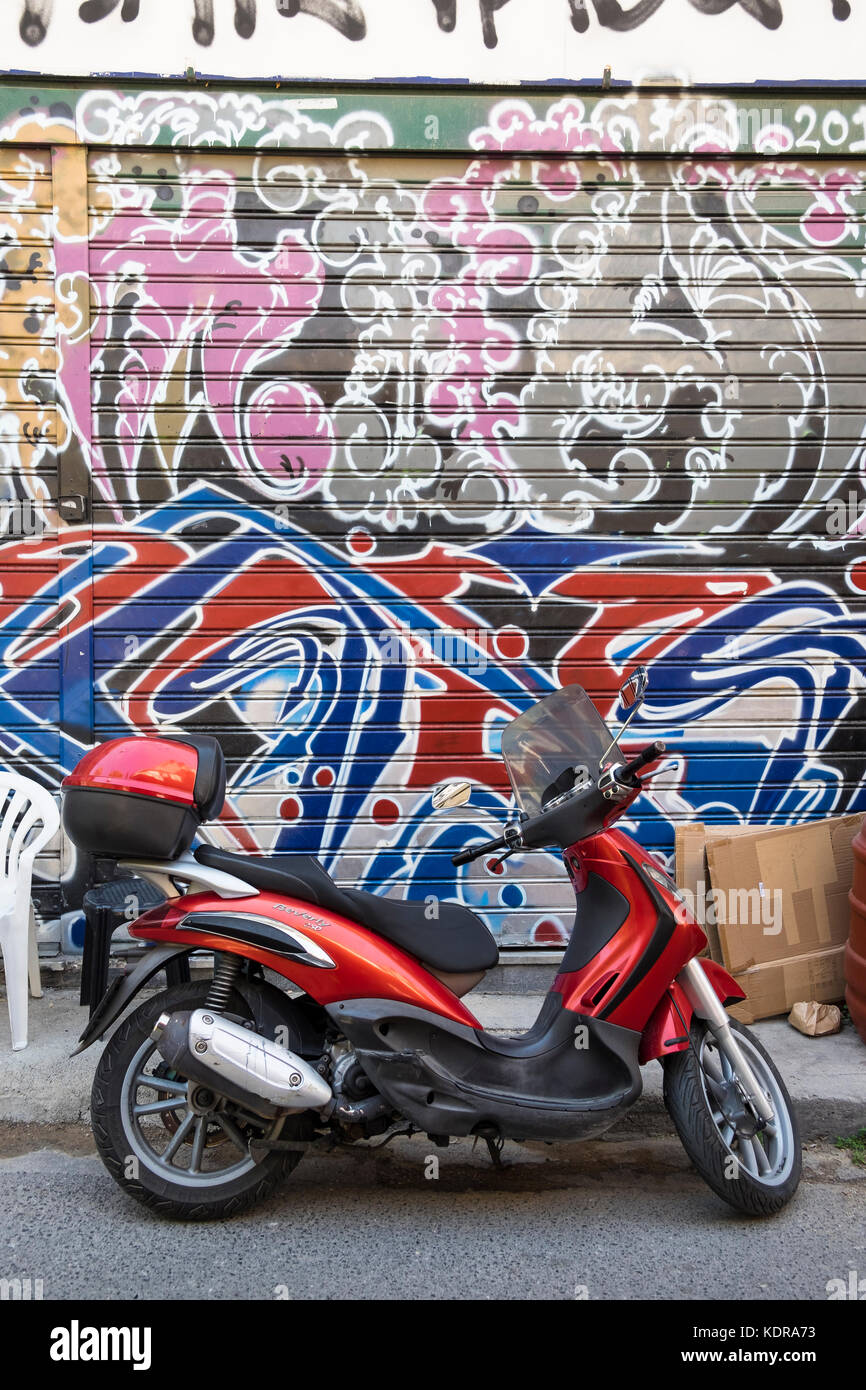 graffiti in Athens, typical houses in Athens Stock Photo - Alamy