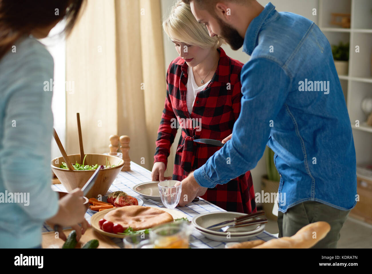 Young people dinner party hi-res stock photography and images - Alamy