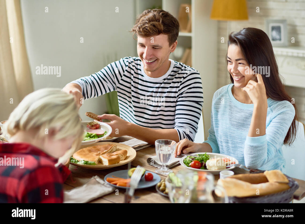 Asian family eating dinner table hi-res stock photography and images ...