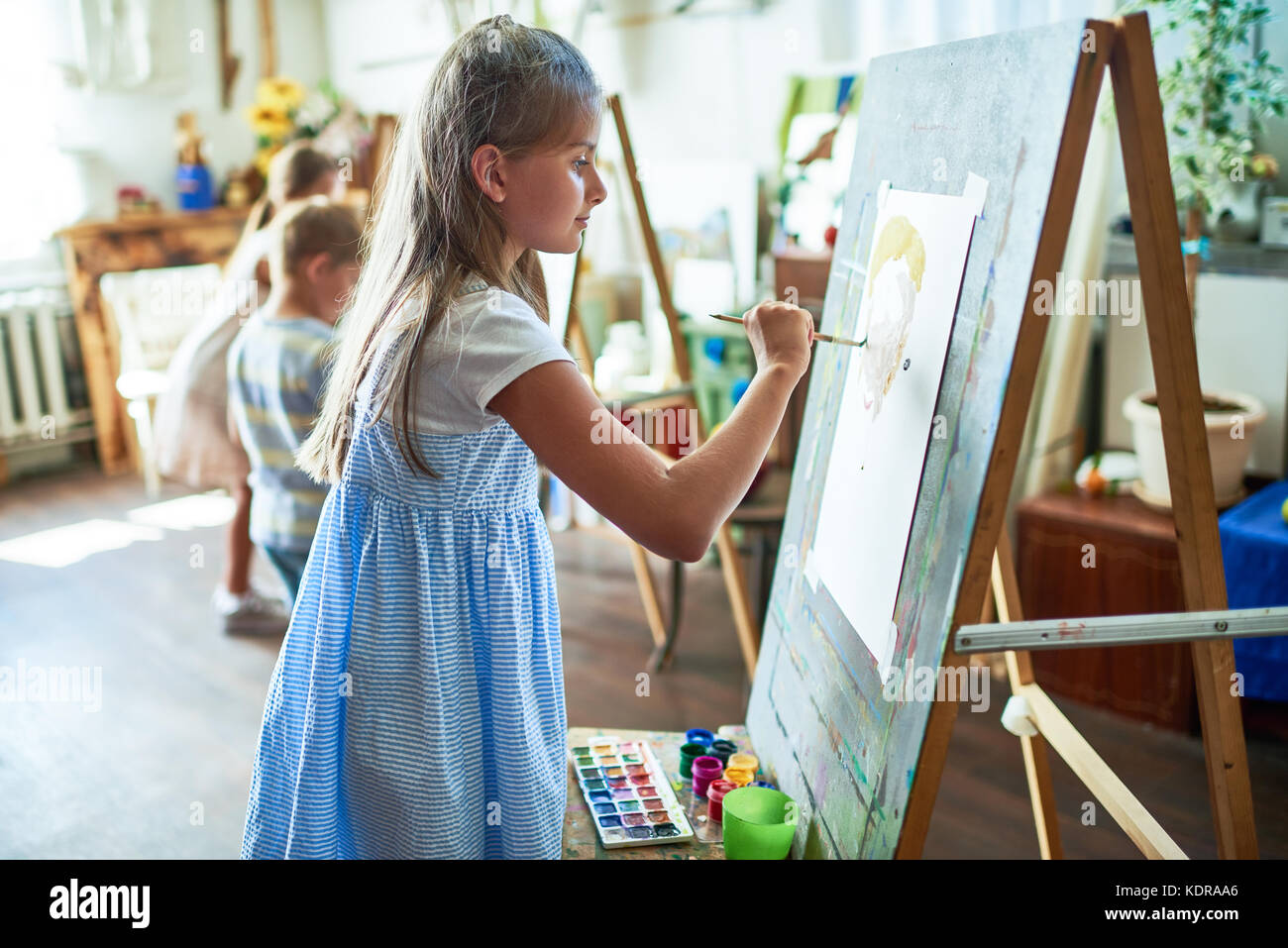 Kid artists hi-res stock photography and images - Alamy