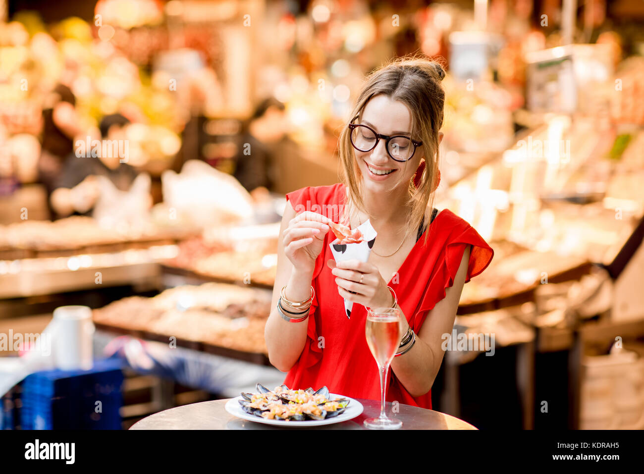 Spanish woman eating jamon at the market Stock Photo - Alamy