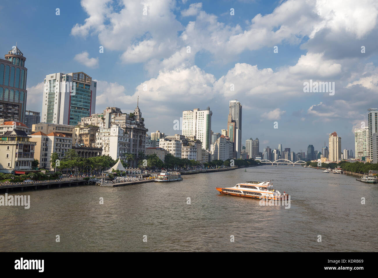 river in the city Stock Photo - Alamy