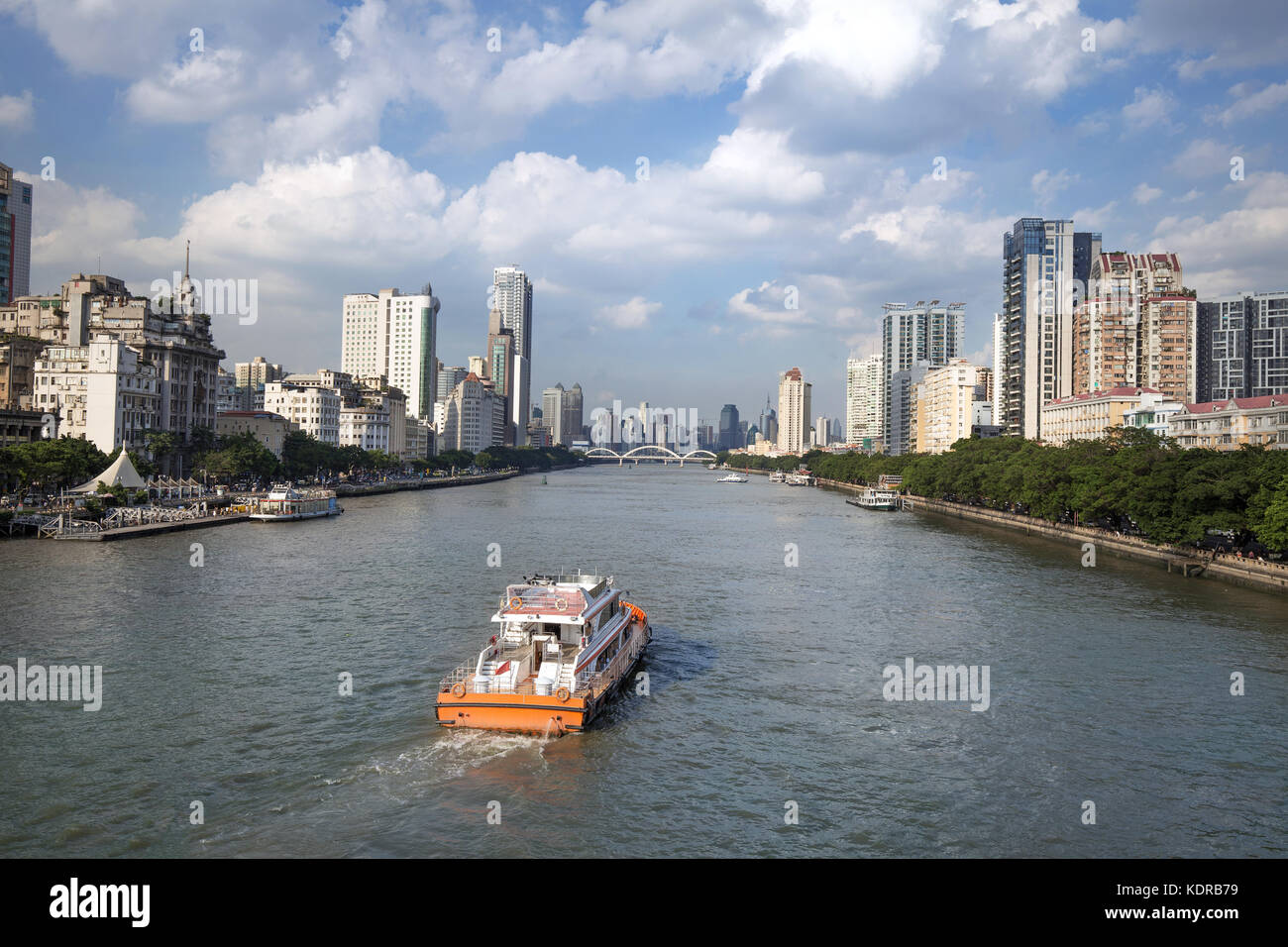 river in the city Stock Photo - Alamy