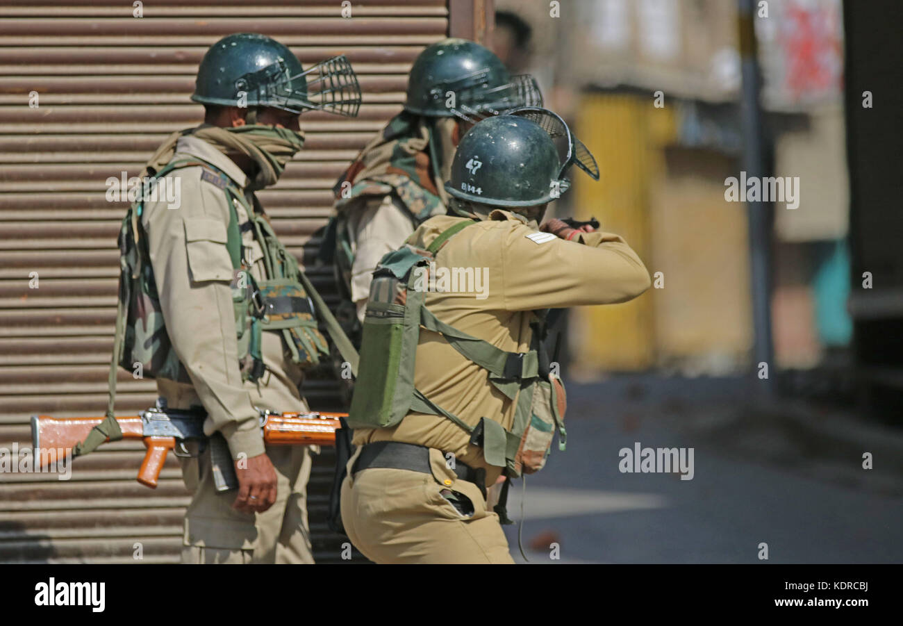 India. 15th Oct, 2017. Indian policemen aims with a pellet gun at ...
