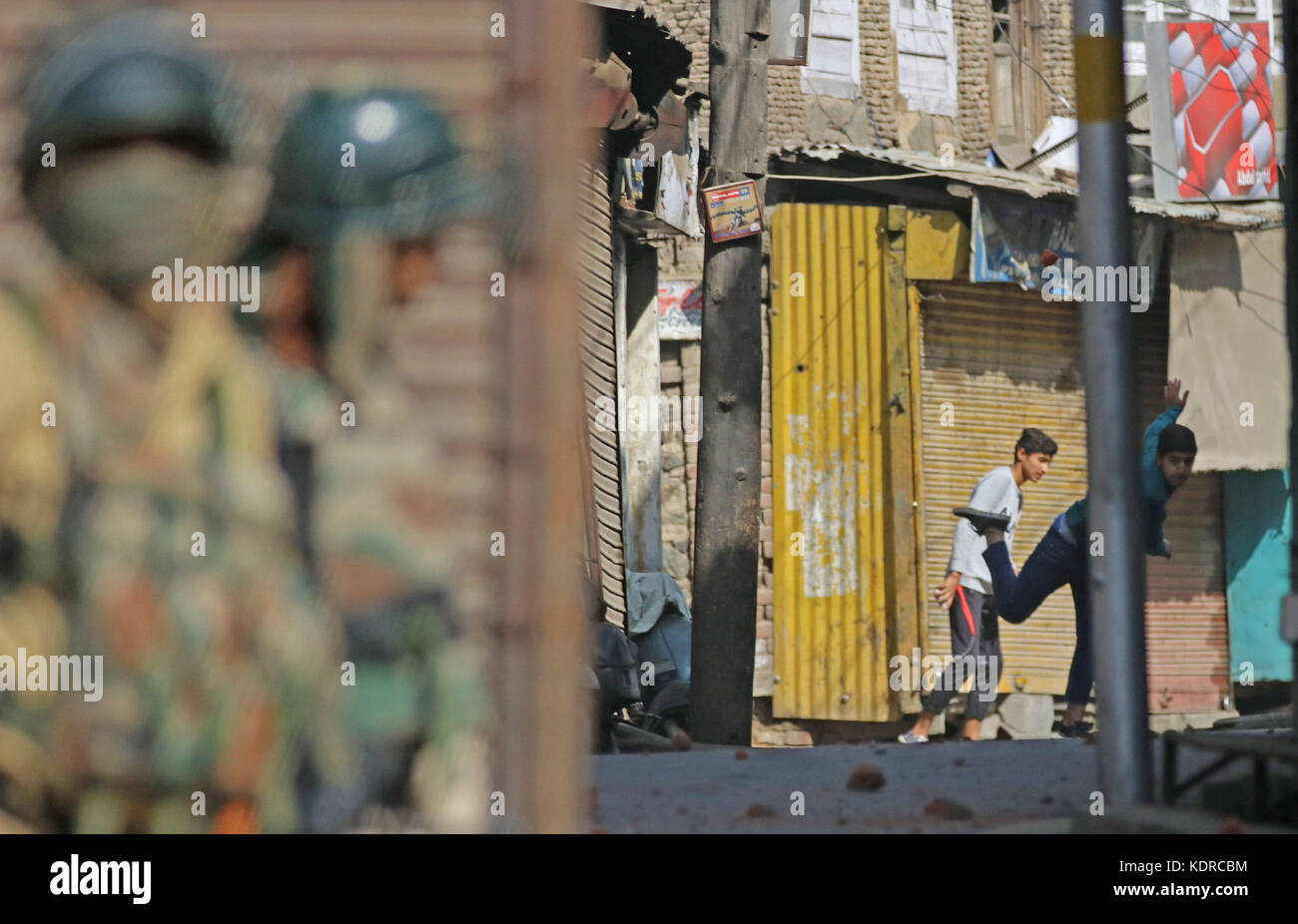 India. 15th Oct, 2017. Protesters throwing stones towards police men in ...