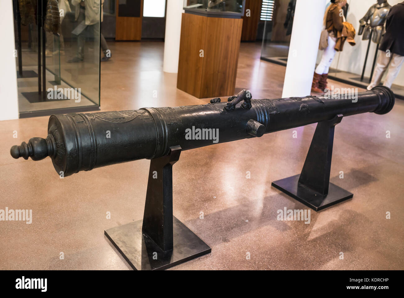 Metal cannon hi-res stock photography and images - Alamy