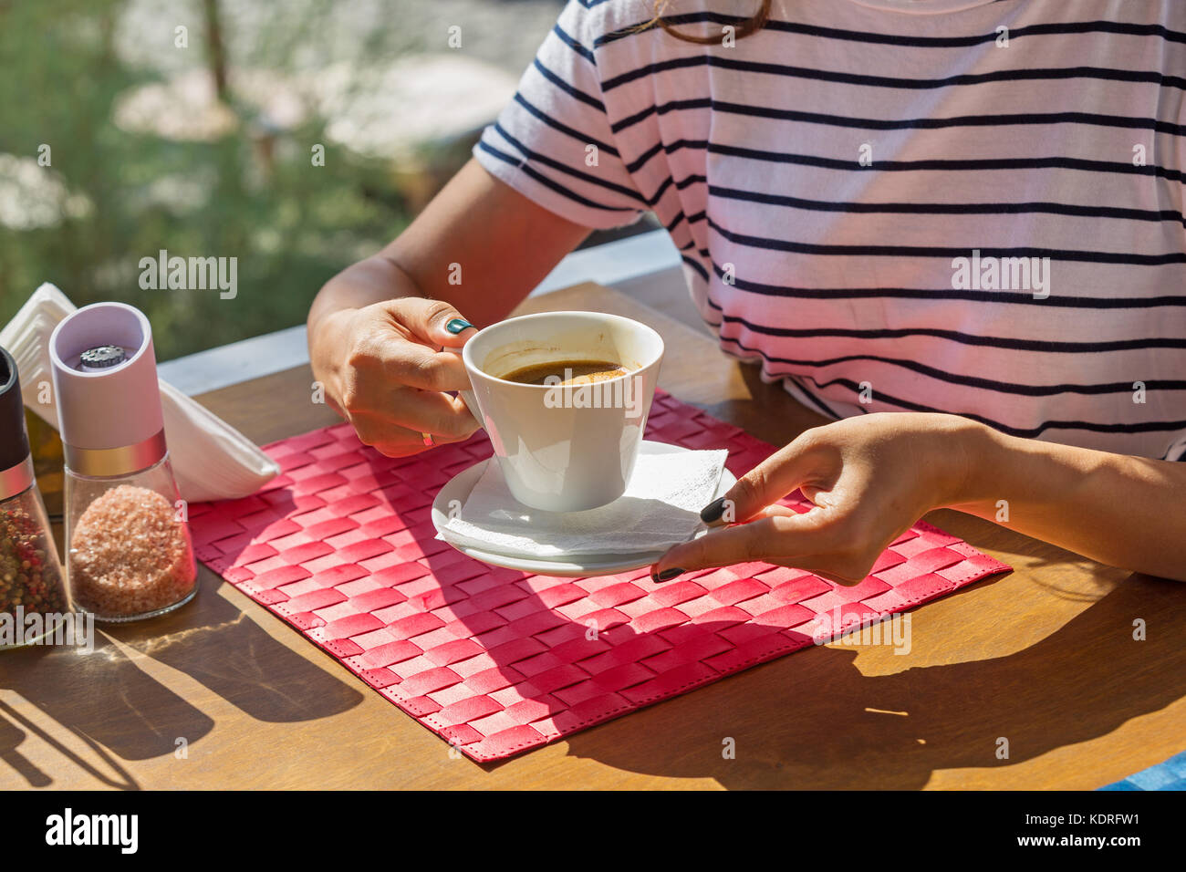 Female hand with a Cup of hot coffee Stock Photo - Alamy