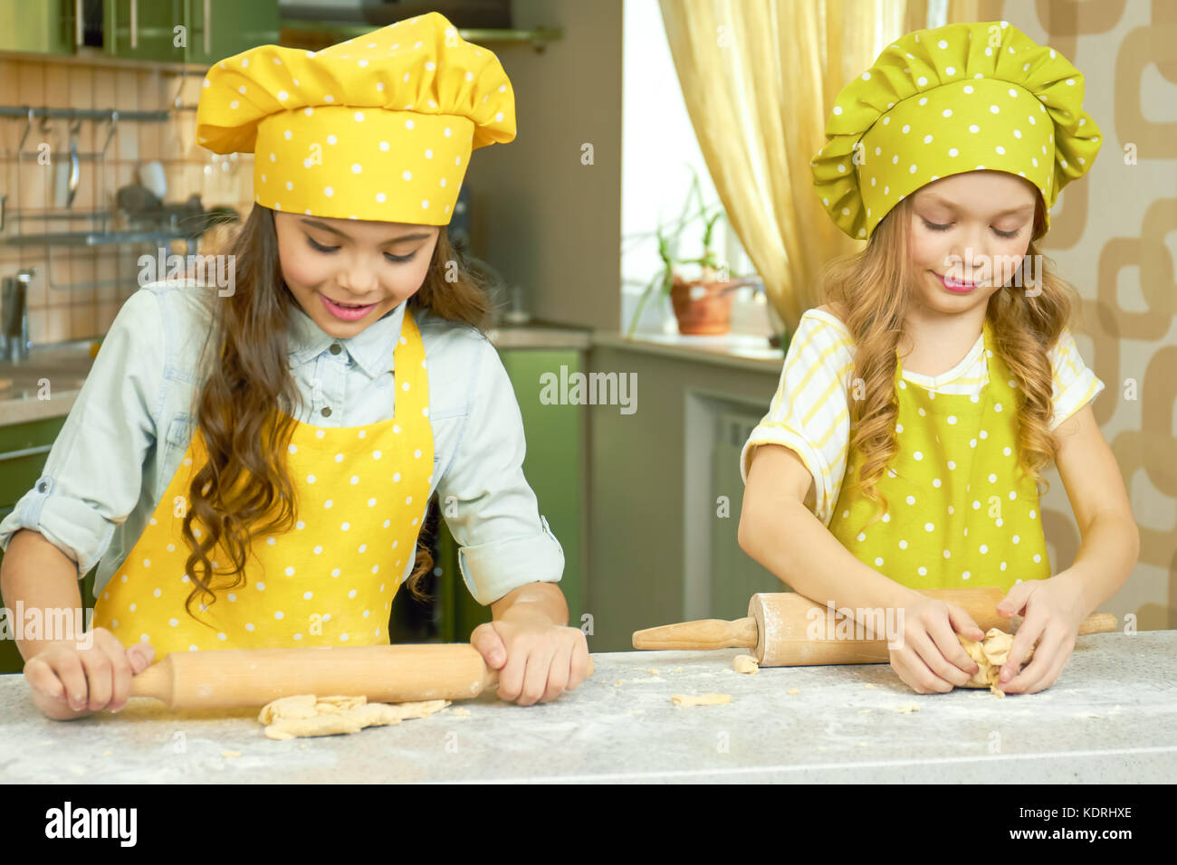 Girls cooking hi-res stock photography and images - Alamy