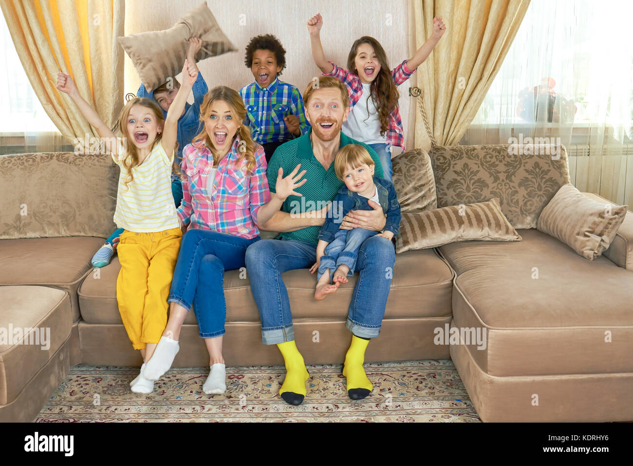 Family watching tv and celebrating Stock Photo - Alamy