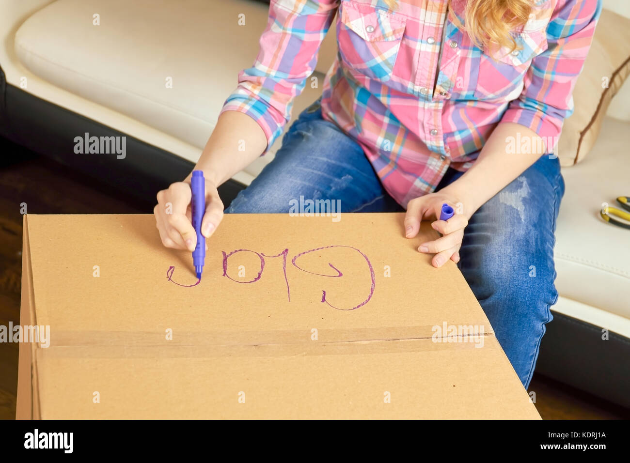 Hands writing on cardboard box Stock Photo - Alamy