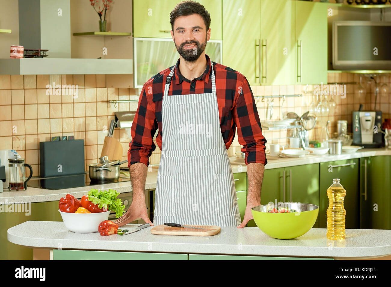 Smiling man in the kitchen Stock Photo - Alamy